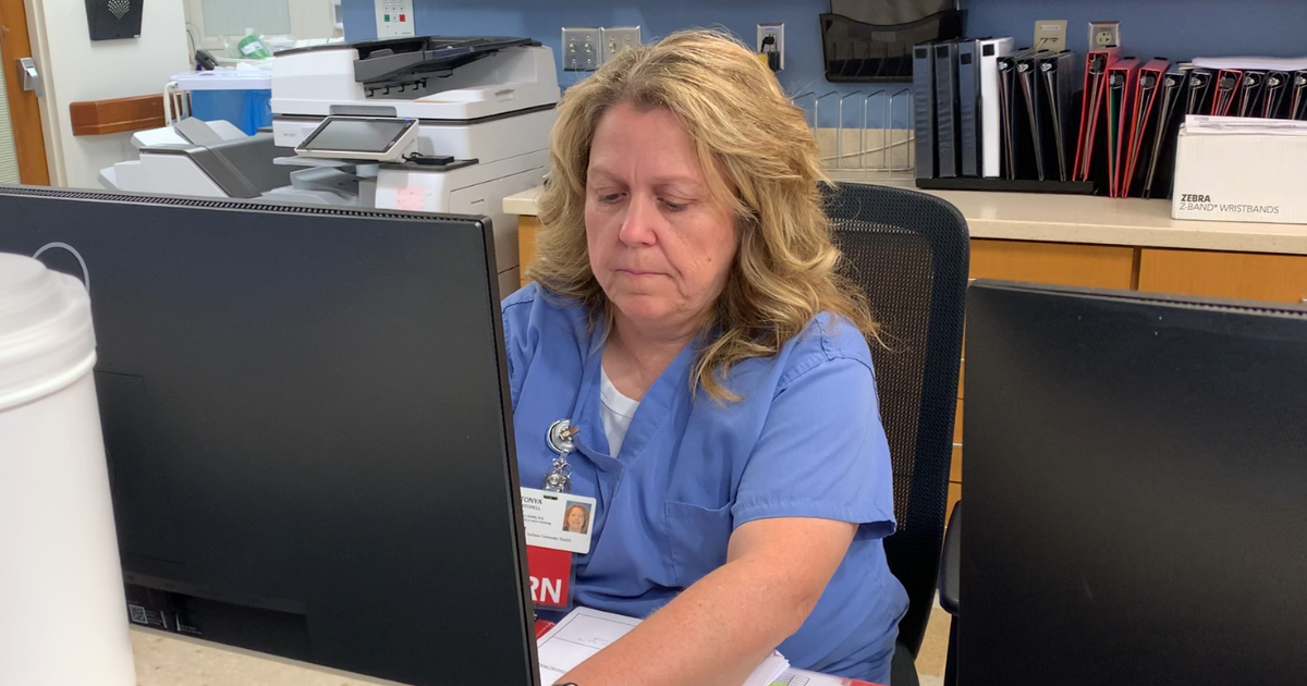 Nurse, 52, graduates nursing school, fulfills promise to her deceased ...